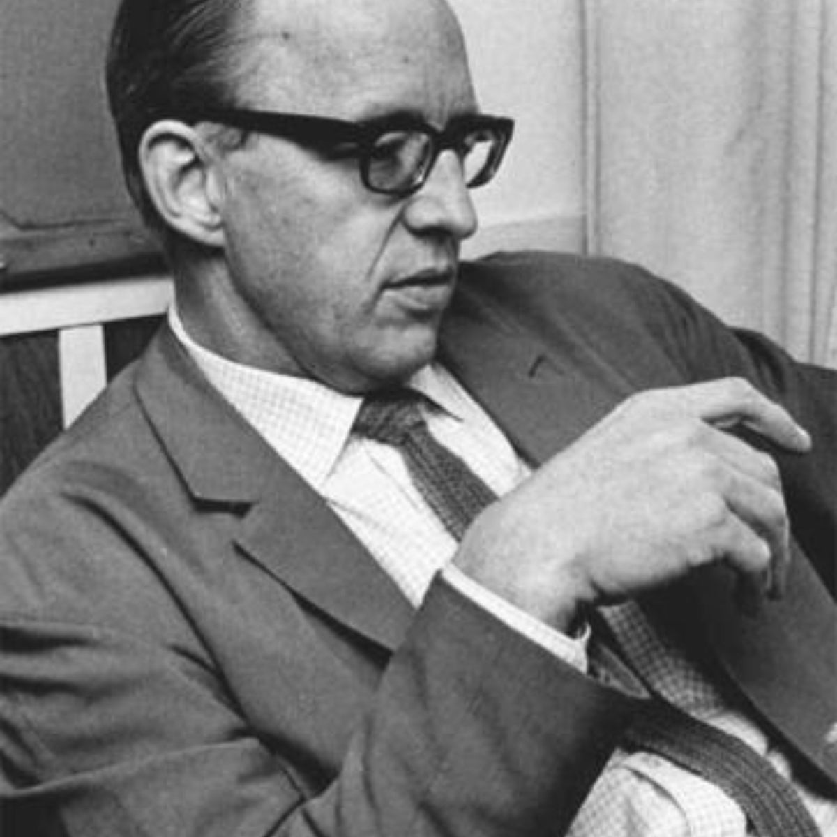 Arctander Clam Chair - Timeless Elegance for Your Home | VIntara Design